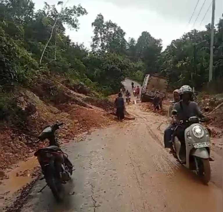 Kondisi Terkini Bukit Patah Perbatasan Dusun Teluk Pandak – Empelu ...